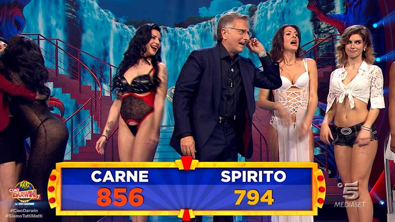 Eden Fotomodella/ Ciao Darwin 7, prova coraggio choc: mangia tutto, pure locuste e..