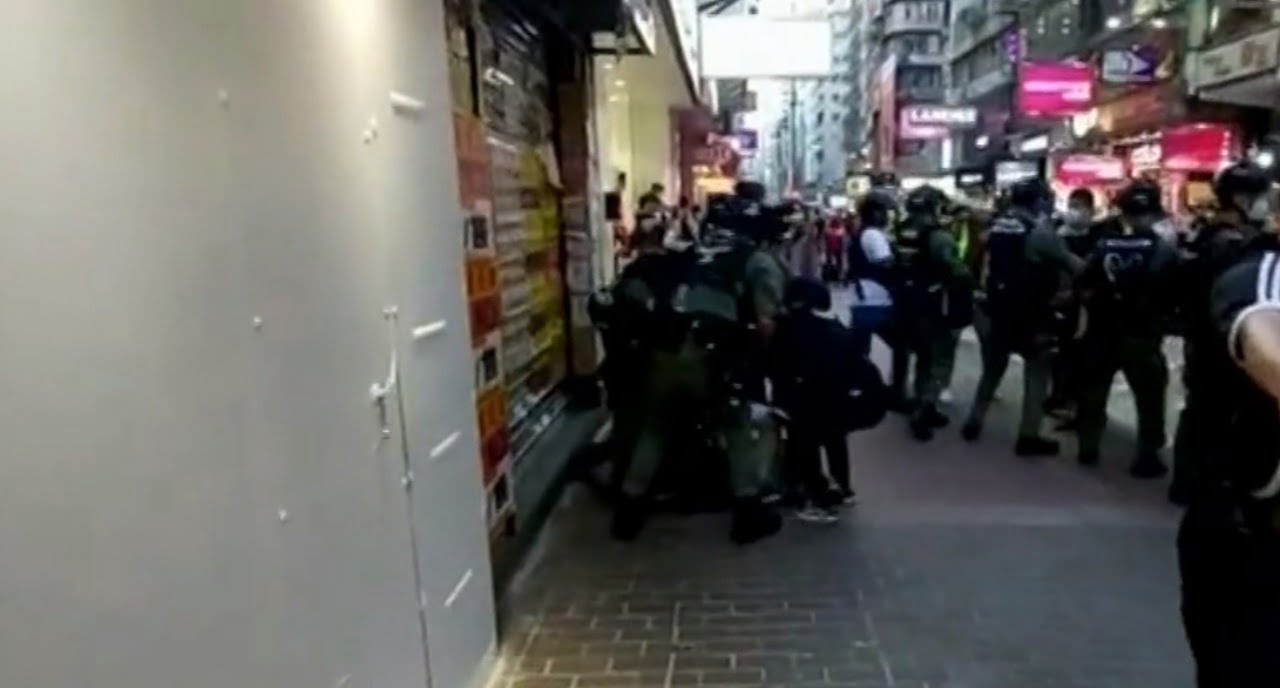 12enne gettata a terra e presa a pugni dalla polizia/ Video Arresto ... 12enne gettata a terra e presa a pugni dalla polizia/ Video Arresto ...