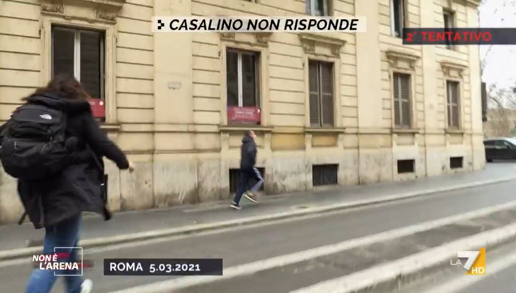 Rocco Casalino scappa da inviata La7/ Video, portavoce dribbla le ... Rocco Casalino scappa da inviata La7/ Video, portavoce dribbla le ...