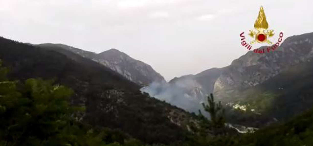 Genga, incendio lungo ferrovia: stop treni Ancona-Roma/ Video, focolai ... Genga, incendio lungo ferrovia: stop treni Ancona-Roma/ Video, focolai ...