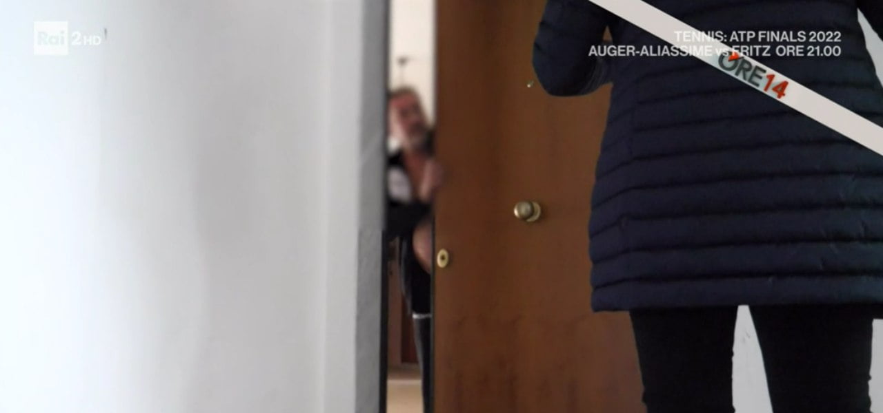 Cosparge moglie di alcool e le dà fuoco/ Donna ustionata a dorso, addome e braccio