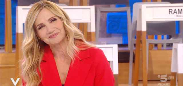 Lorella Cuccarini, fisico mozzafiato in bikini a 57 anni/ Arisa: Lorella Cuccarini, fisico mozzafiato in bikini a 57 anni/ Arisa: