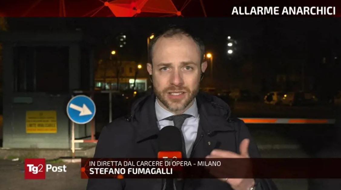 Troupe Tg2 aggredita davanti a carcere Opera/ Anarchici Cospito lanciano petardi